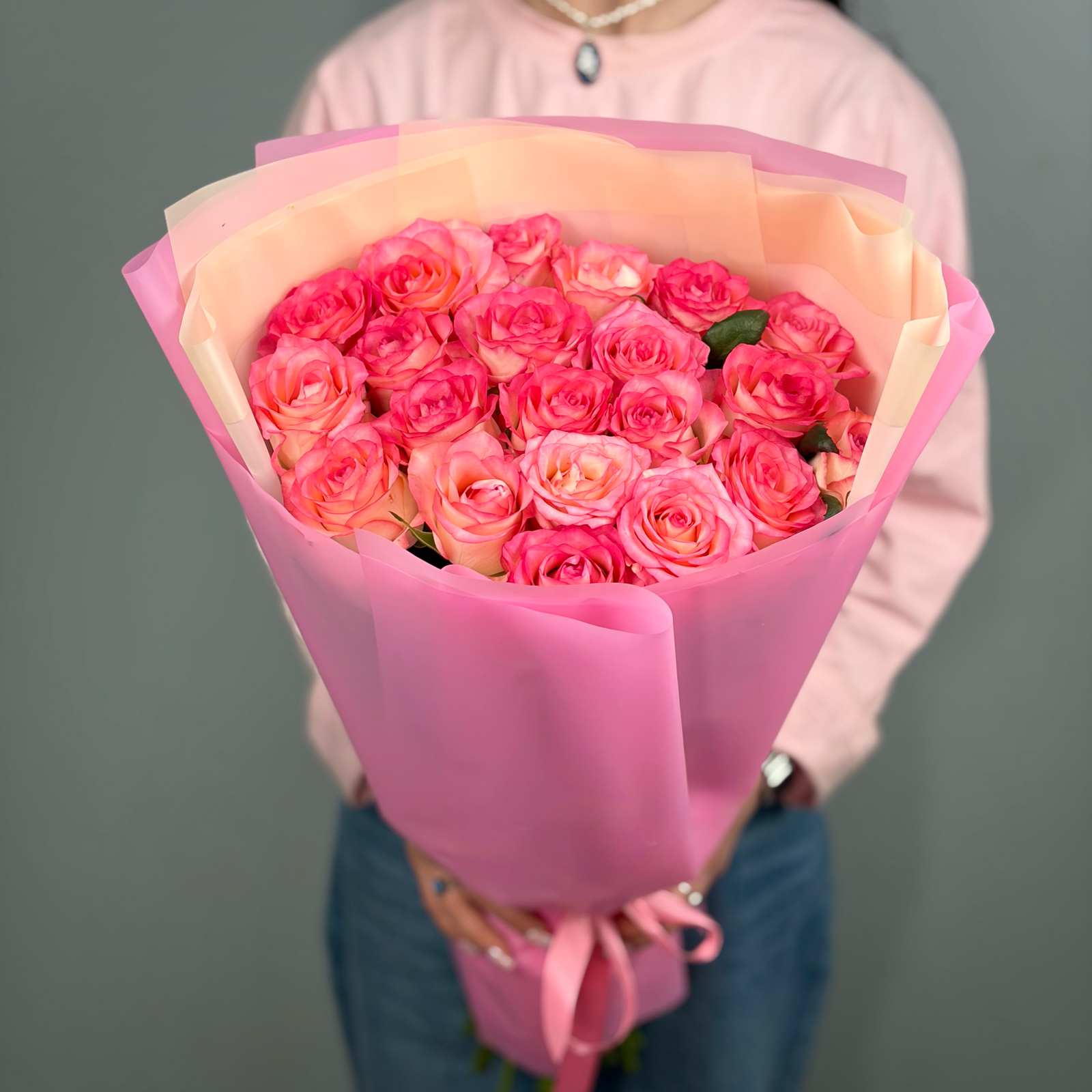 Букет из 21 розы Джумилия 70 см в стильной упаковке. «365 Поводов» - живые цветы с доставкой