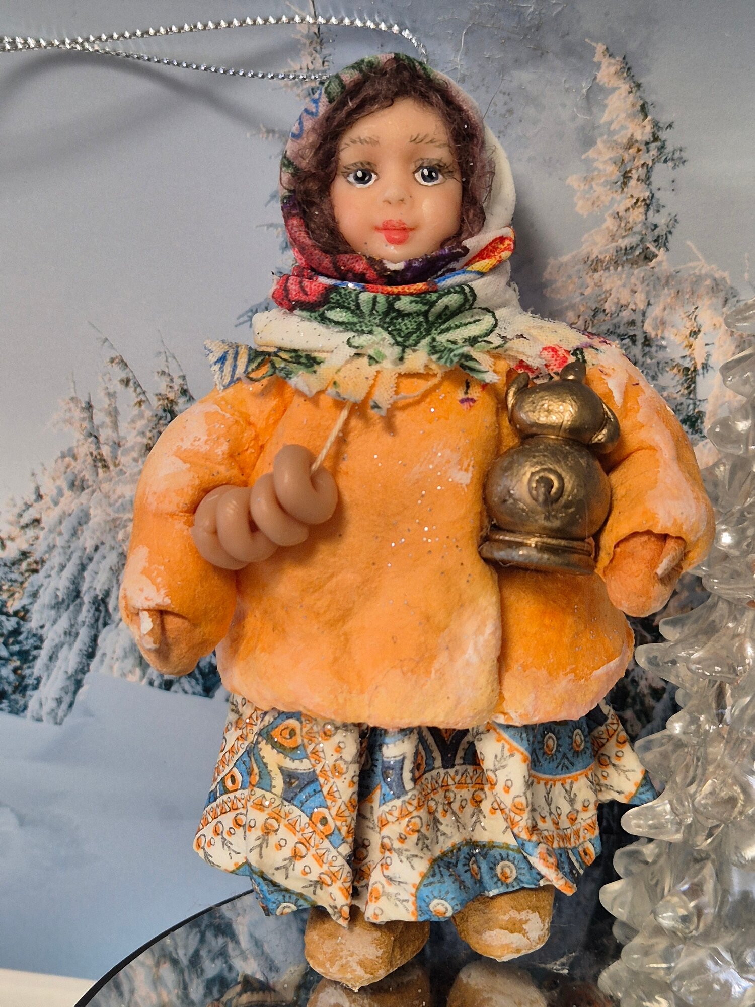 Елочная игрушка "Девочка с самоваром" Affavatta, ручная роспись, вата, цвет зелёный, высота 12 см