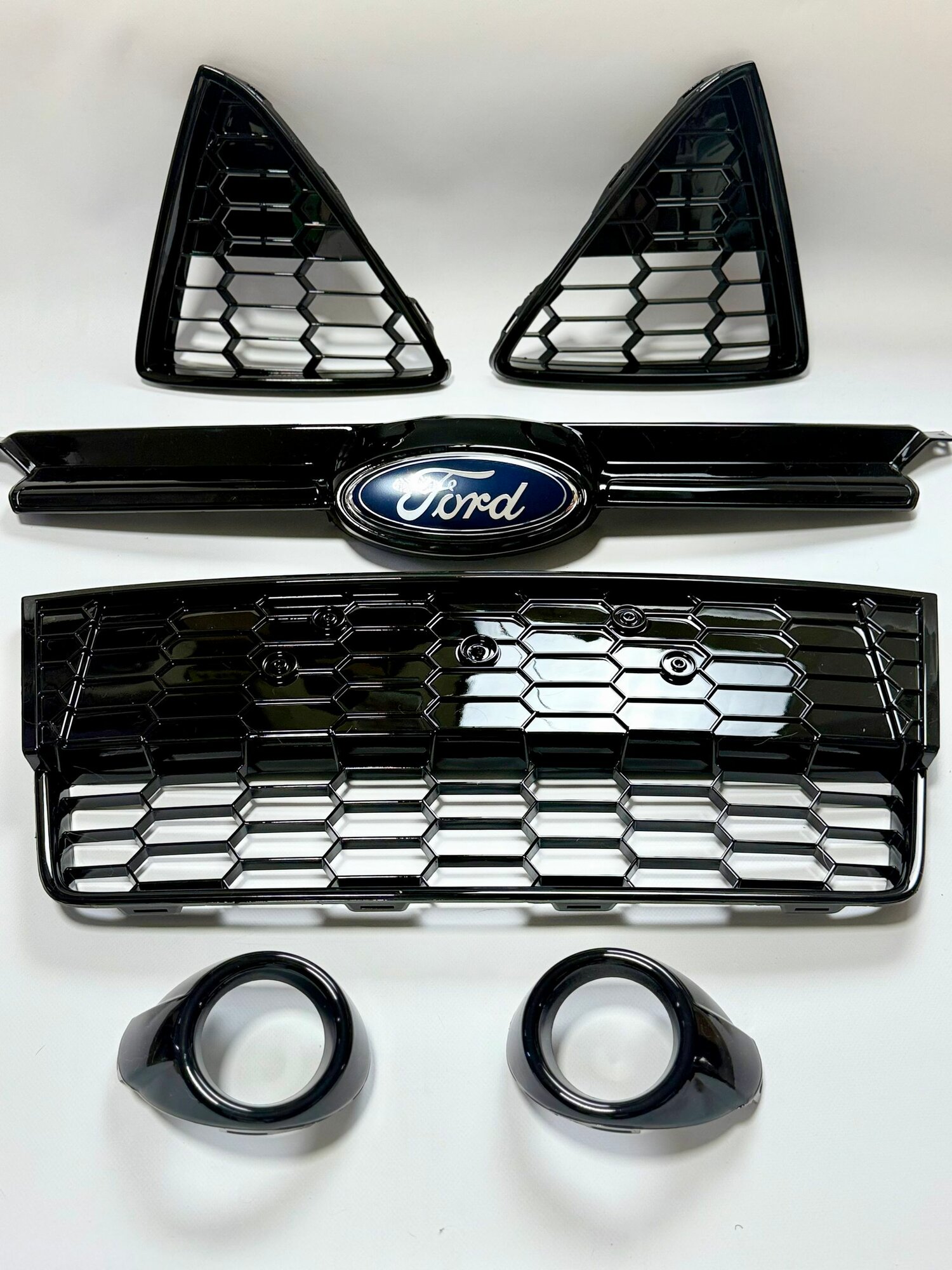 Комплект решеток радиатора Ford Focus 3 (2011 2015) Соты Black Edition, верхняя, нижняя, боковые решетки, накладки ПТФ, антихром ABS