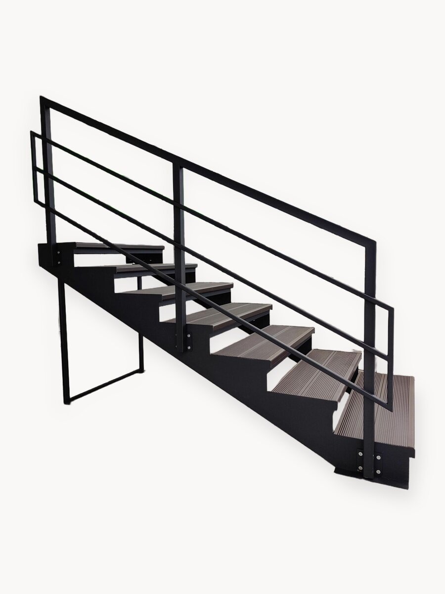 Лестница-крыльцо 7 ступеней, с ДПК, ограждения слева. Ширина 1,3м. Высота 1,05м.