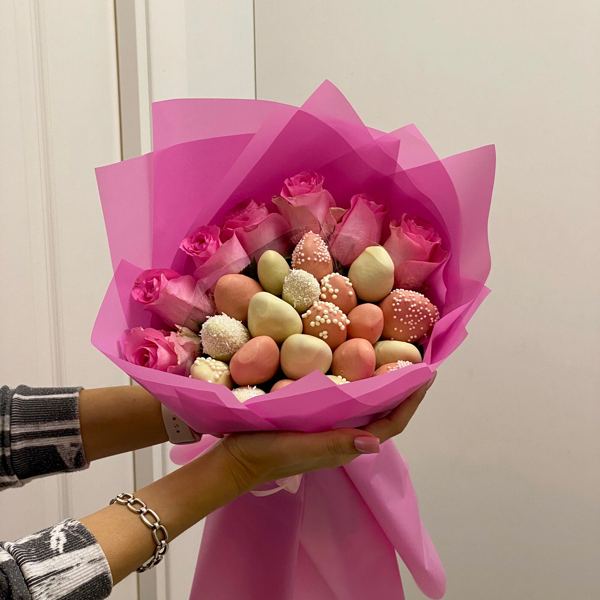 Букет из клубники в шоколаде с цветами Морганит Подарок (размер S 20 шт)