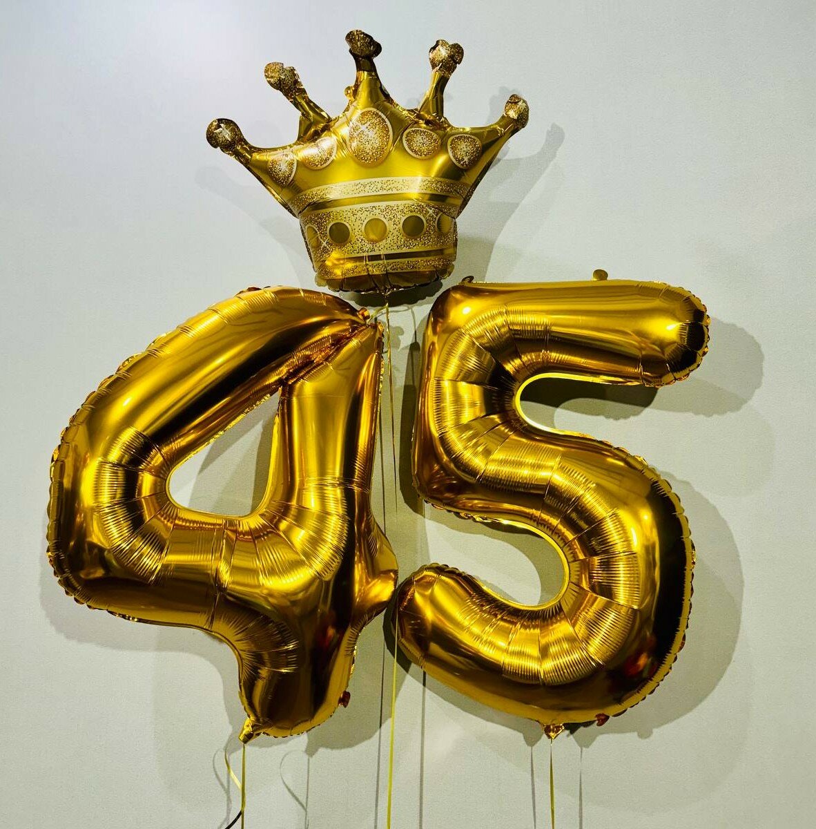 Воздушные шары цифры с короной на юбилей. Шары цифры 45 и золотая корона