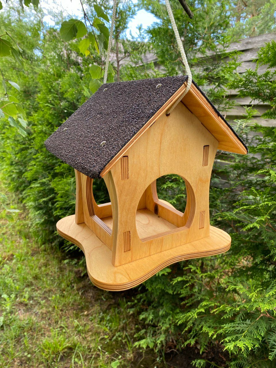 Кормушка для птиц и белок "Незнайка" влагостойкая березовая фанера, мягкая черепица. Обработано льняным маслом.