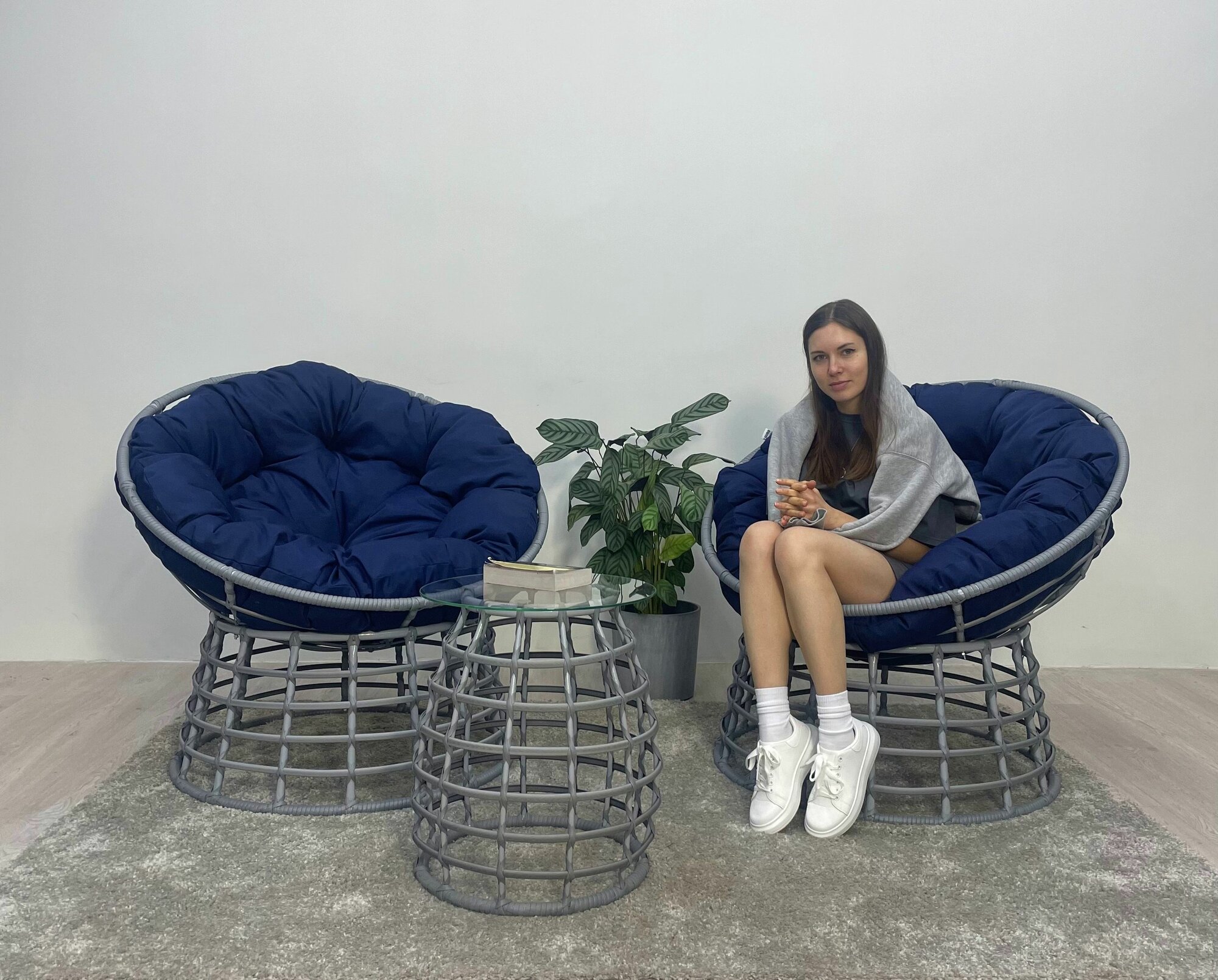 Комплект кофейный со столиком FLATA серый, 2 кресла + 2 подушки (темно-синий, полиэстер)