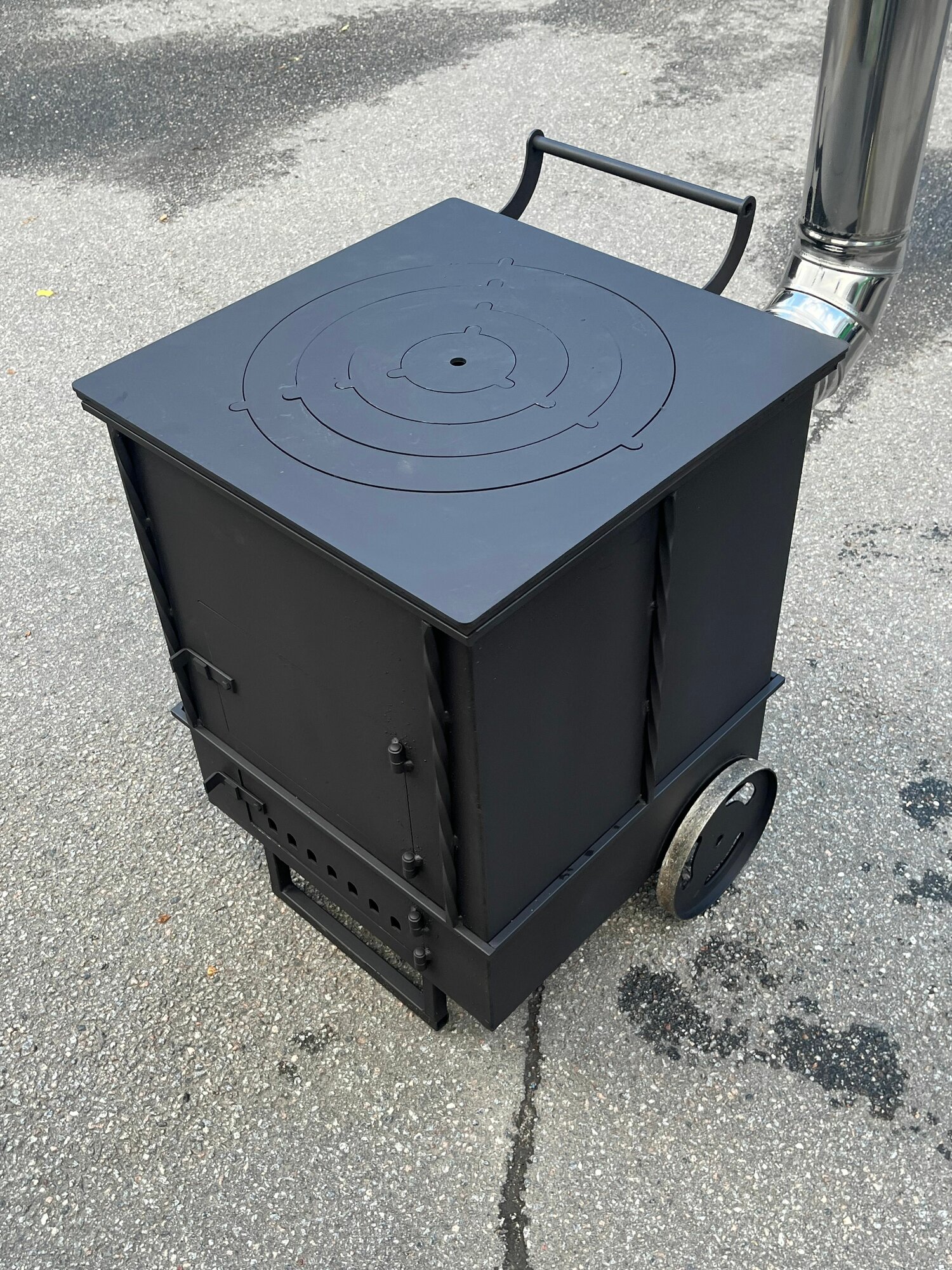 Печь под казан квадратная 3 мм. с кольцами 5 мм. и трубой нерж. 500 х 500 мм.