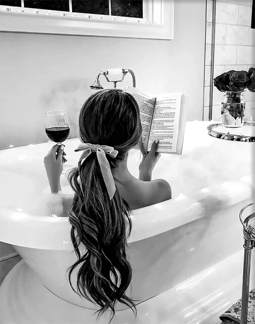 Черно-белая картина на холсте "Женщина в ванной" Бордовый, A, 30X40cm No Framed