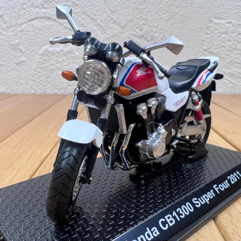 Модель мотоцикла WELLY CB1300 Super Four 2011 металлическая 1:24