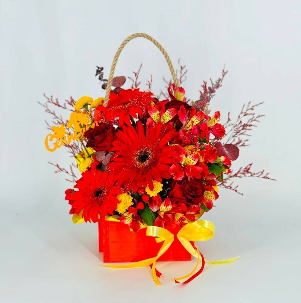 Букет на 1 сентября День знаний для учителя в деревянном ящике. Цветы микс герберы, альстромерия, роза, сантини, гиперикум, лимониум