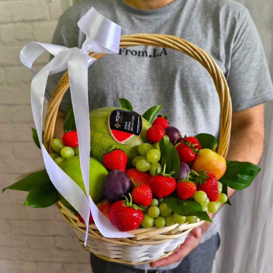 Подарочная композиция, с фруктами и ягодами, с зеленью рускуса