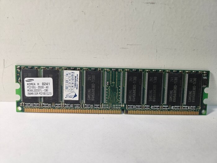 Оперативная память DDR1 256Mb PC2100 Samsung M368L3223DTL-CB0.
