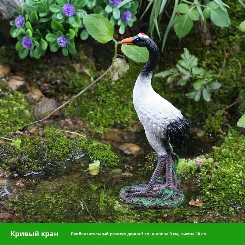 Скульптура журавля с наклоненной головой, фонтан, водная поверхность, сад, искусственный холм, ландшафтный декор.