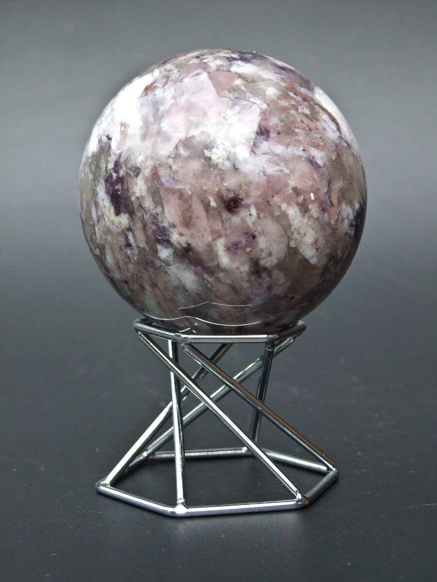 Турмалин натуральный камень - сиреневый шар диаметром 68 мм на подставке