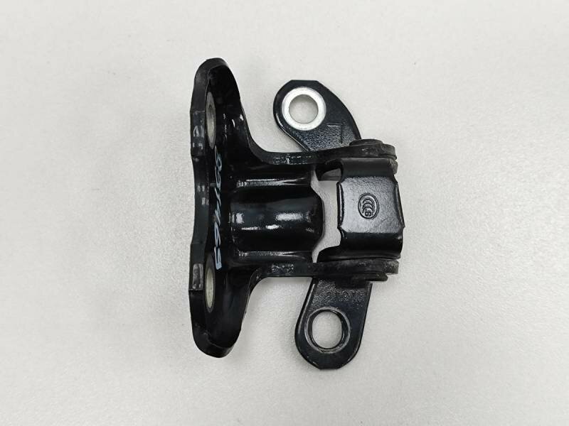 Петля двери задней левой верхняя Toyota Land Cruiser J200 2007-2015