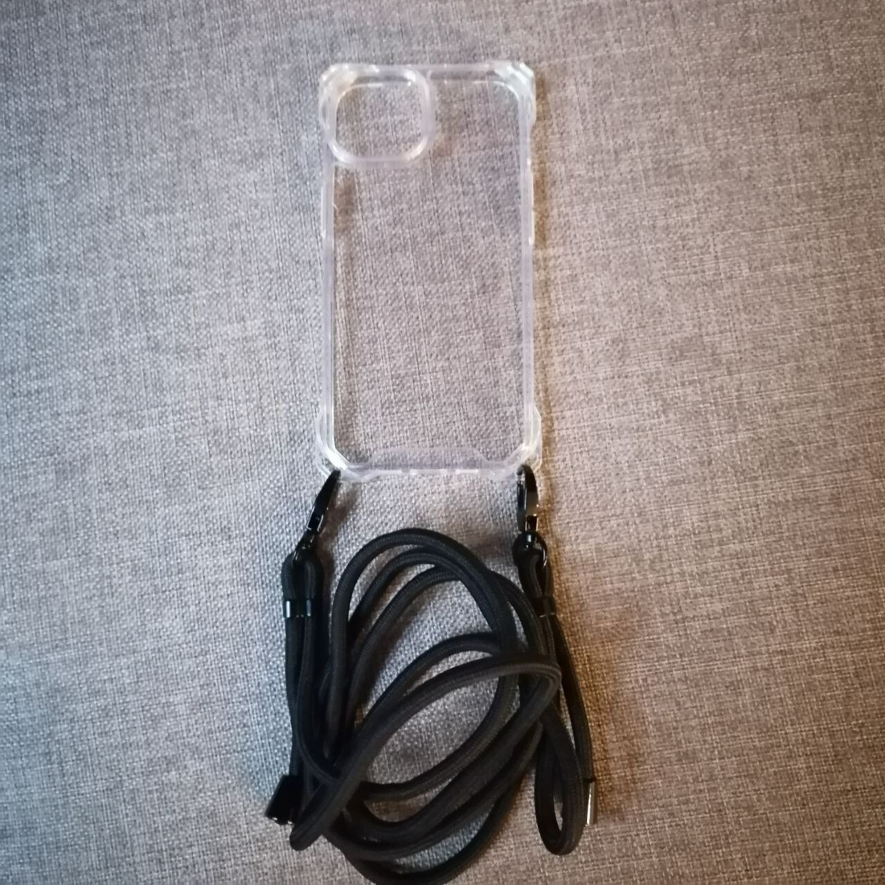 Чехол-накладка прозрачная для IPhone 15 из высокого качества силикона и веревкой-цепочкой на шею.