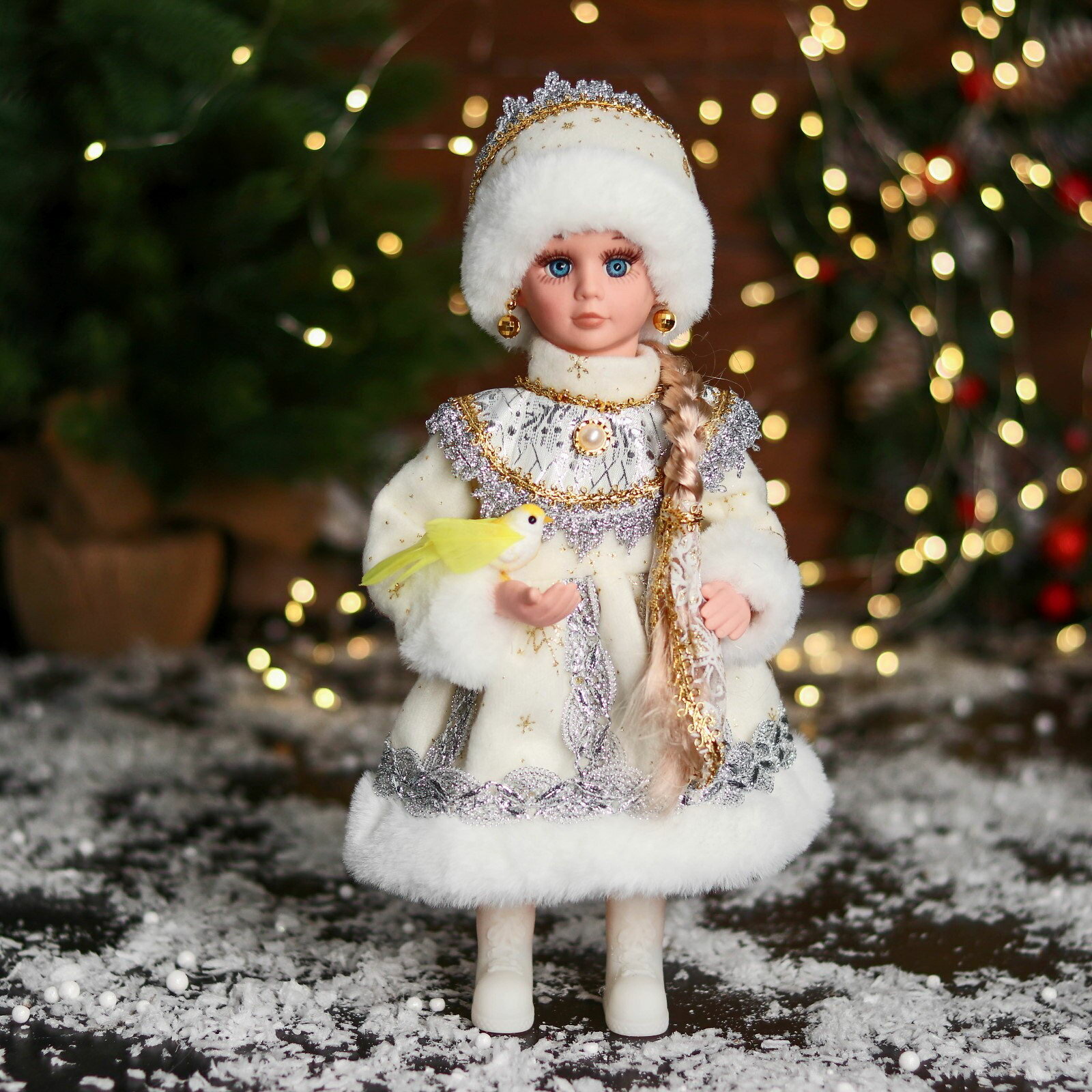 Снегурочка под ёлку "Зимнее волшебство. В шубке с кружевами и бусинкой", 30 см, серебро