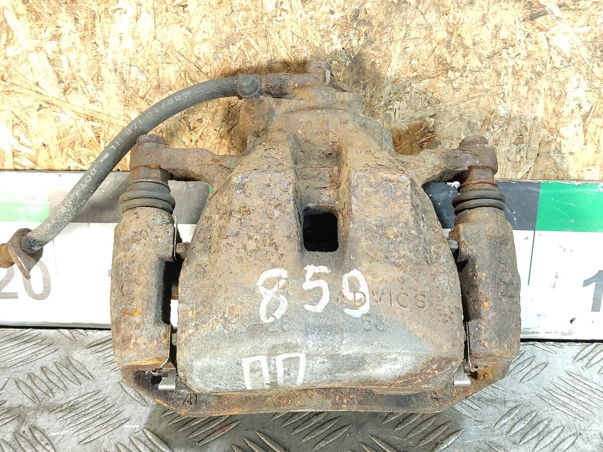 Суппорт передний правый TOYOTA Camry v40 4773033340