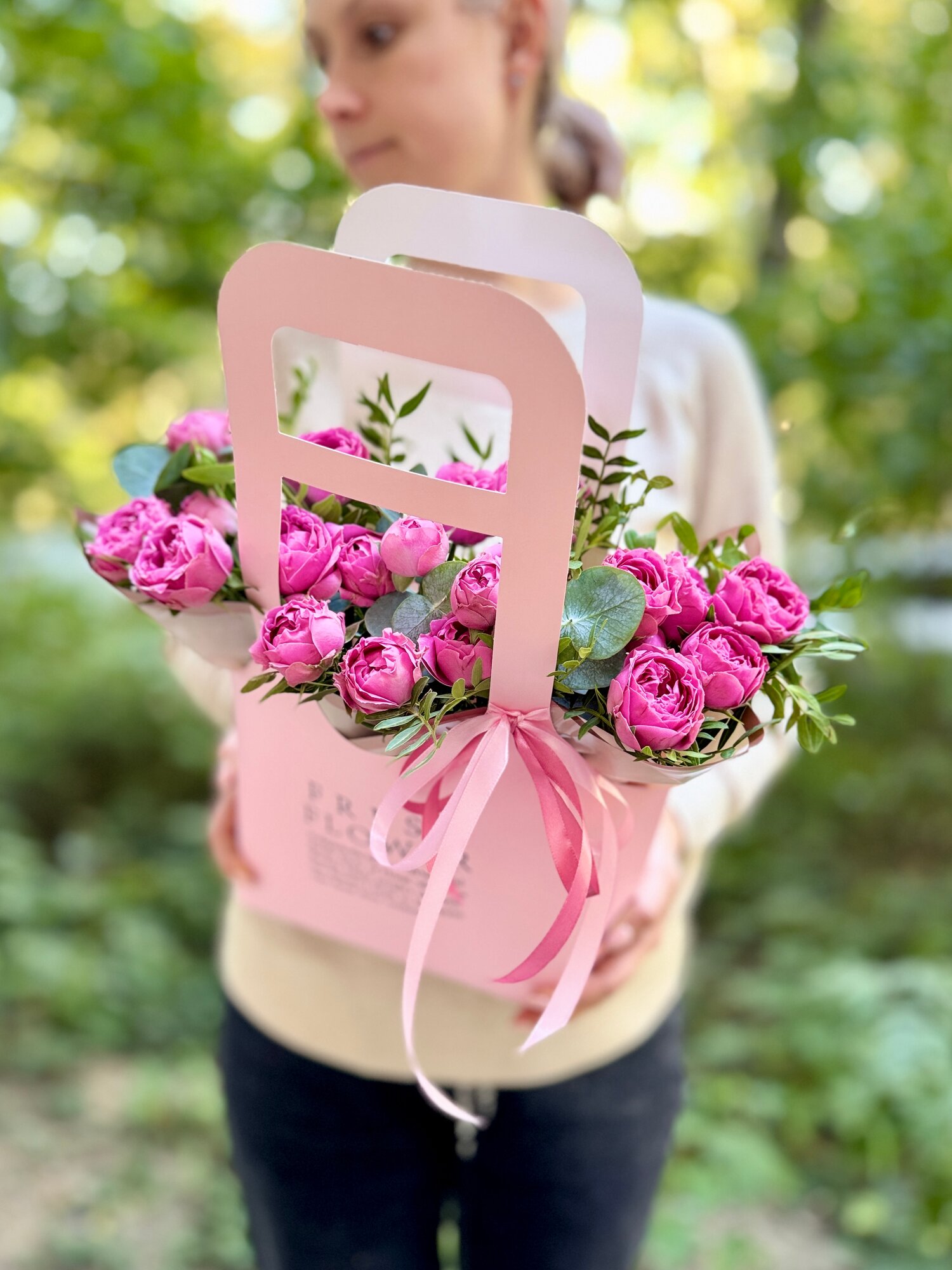 Букет в сумочке "ОкЦветОк", розы кустовые, эвкалипт, зелень, высота 26см