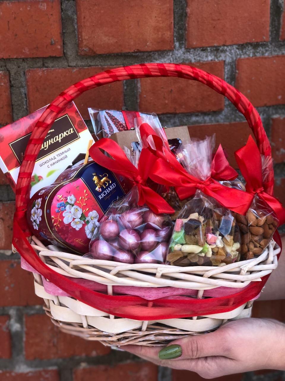 Подарочная корзина с чаем, конфетами, орехами, сухофруктами, красная /универсальный подарок для друзей