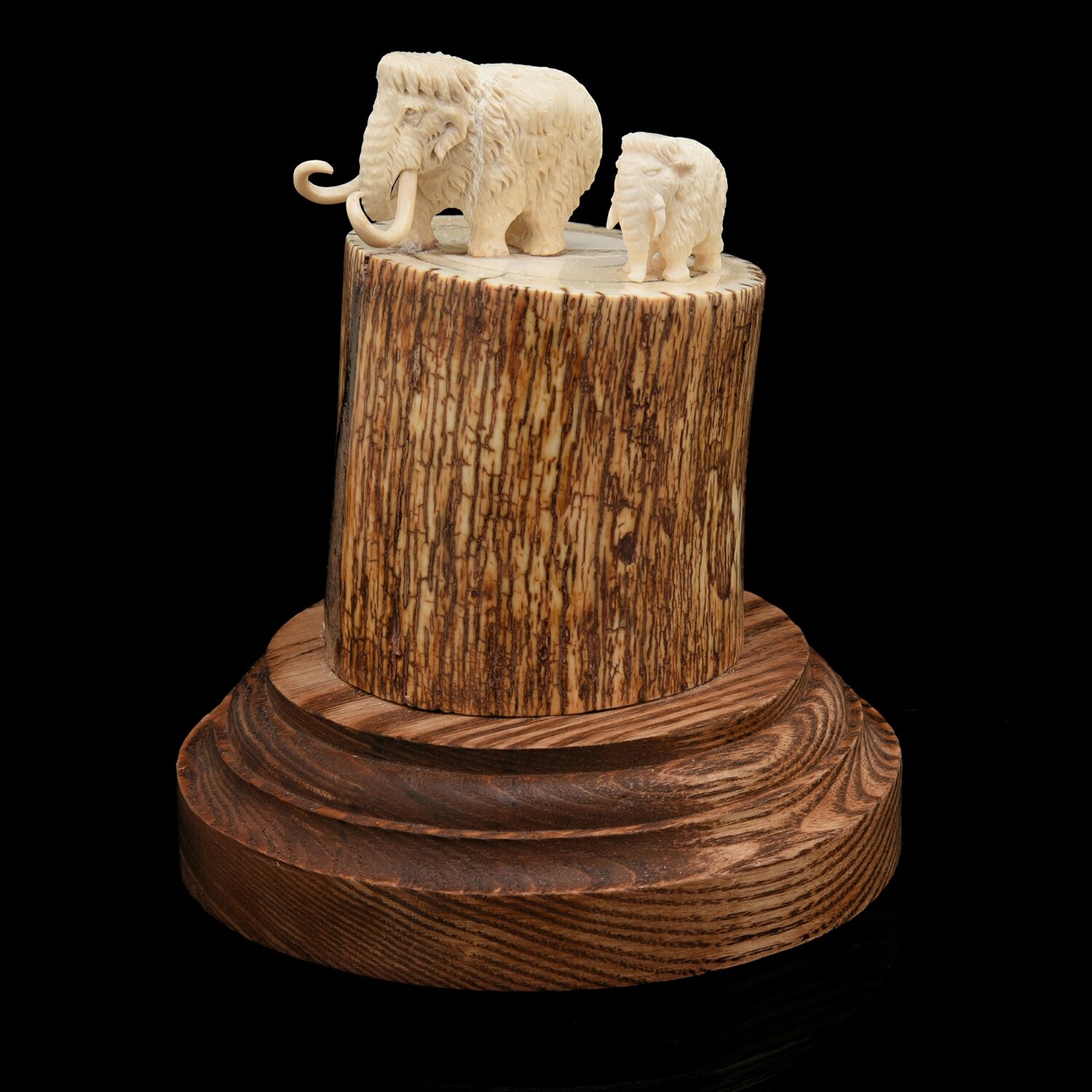 Скульптура из кости "Семья мамонта"