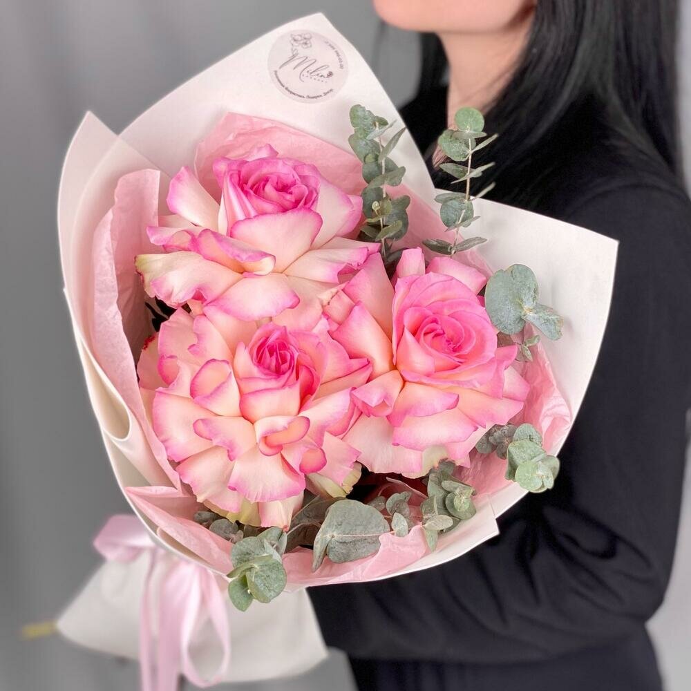 Монобукет комплимент из французских роз и ароматного эвкалипта. Букет 442 Milin bouquet