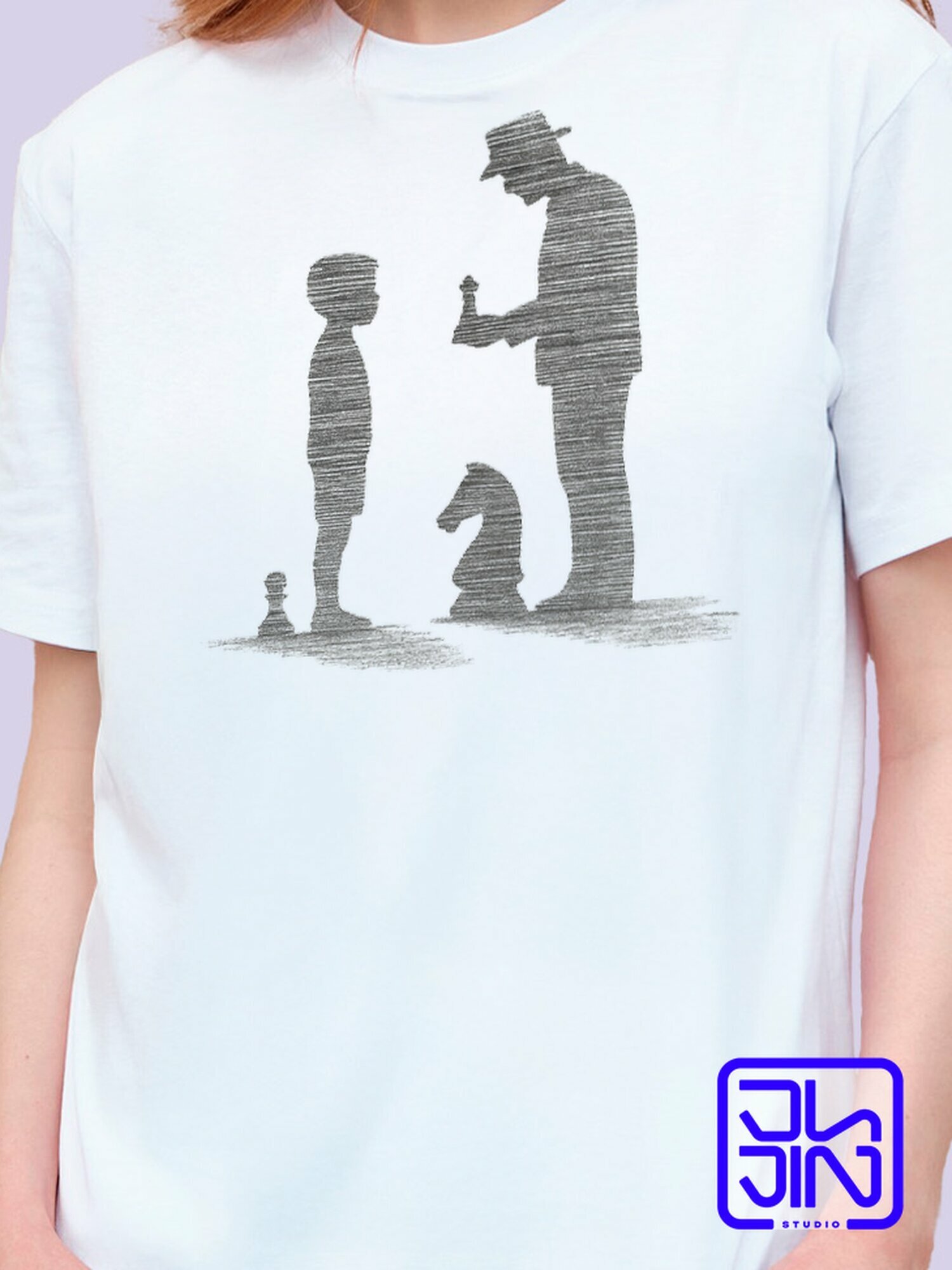 Футболка классическая женская с авторским принтом Шахматы со смыслом черно-белая минималистичная сцена мальчика и шахматного коня, белый хлопковый трикотаж с прикольным рисунком на груди