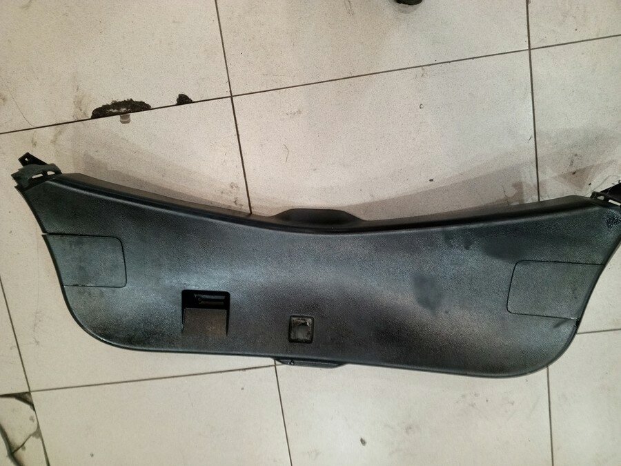 Обшивка двери багажника нижняя от Mazda 3 BL 2009-2013