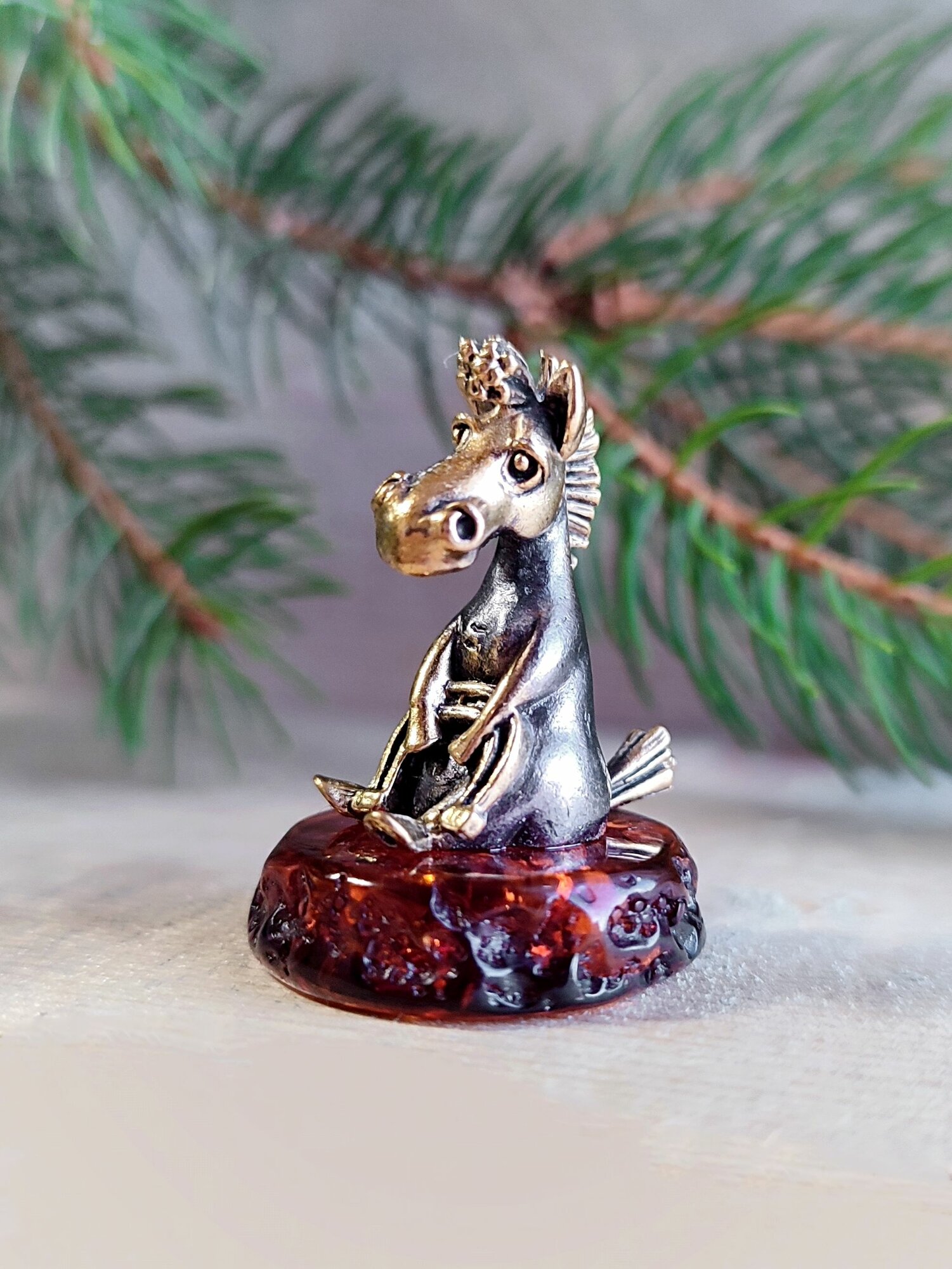 Статуэтка миниатюрная Лошадь с подковой символ Нового года, ручная работа из бронзы, 3,5 см х 2,5 см