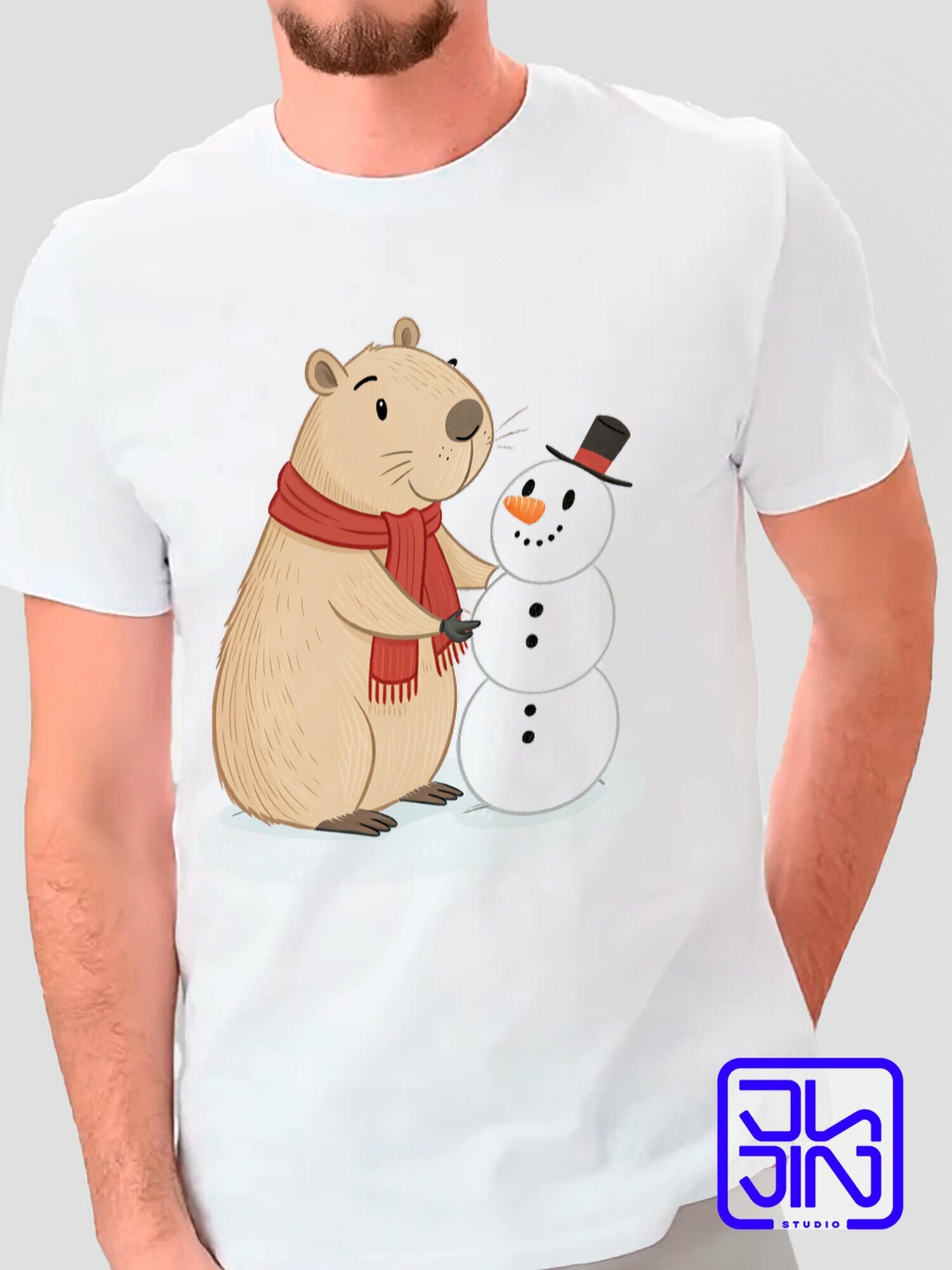 Футболка классическая мужская с авторским принтом Веселая бежевая капибара со смешным снеговиком на песочном зимнем фоне, белый хлопковый трикотаж с прикольным рисунком на груди