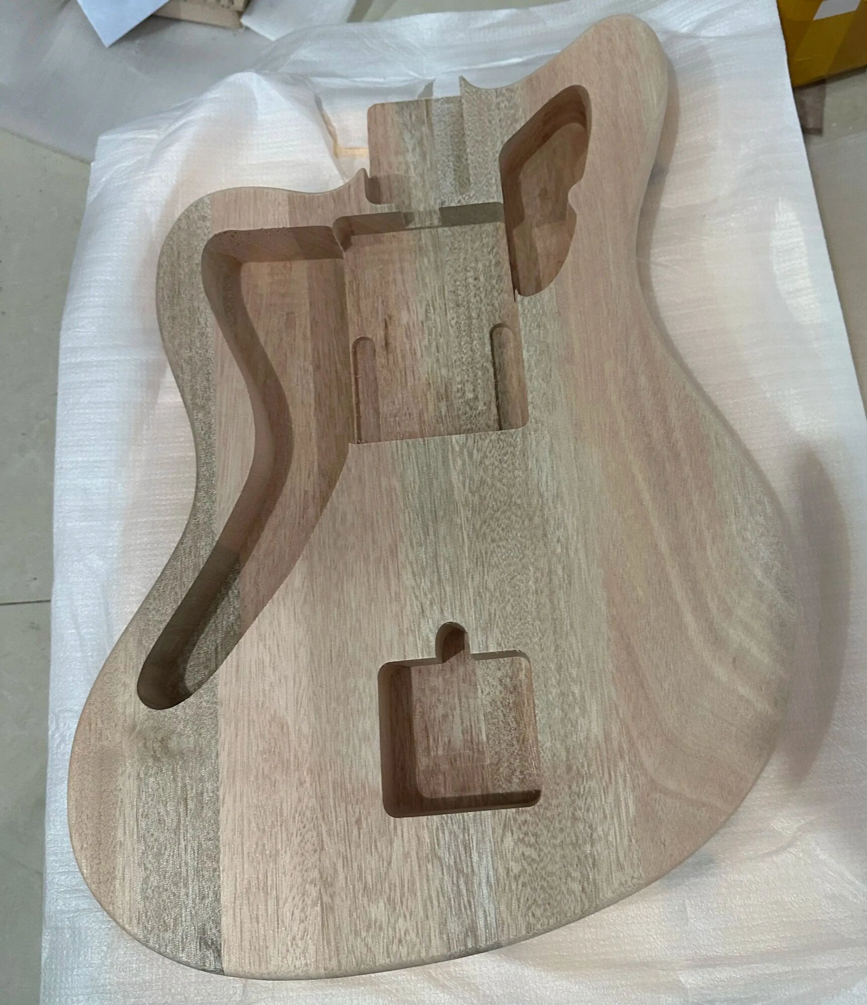 Незаконченный корпус электрогитары Jazzam для левой руки из красного дерева