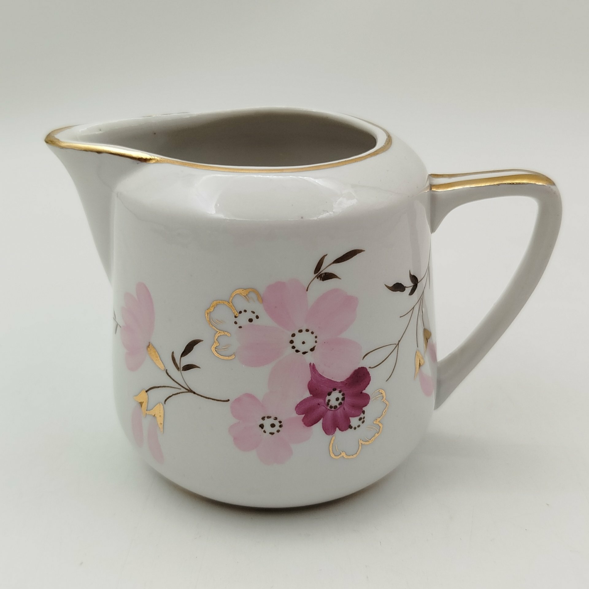 Молочник, украшенный изображениями розовых цветов, фарфор, роспись, золочение