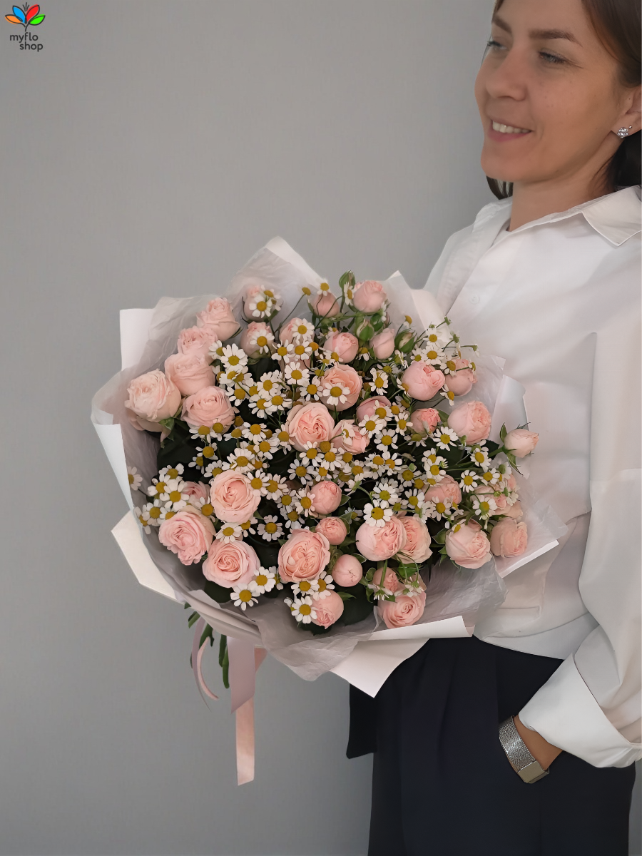 Цветочная композиция (букет) из кустовых роз Бомбастик и белых ромашек с доставкой