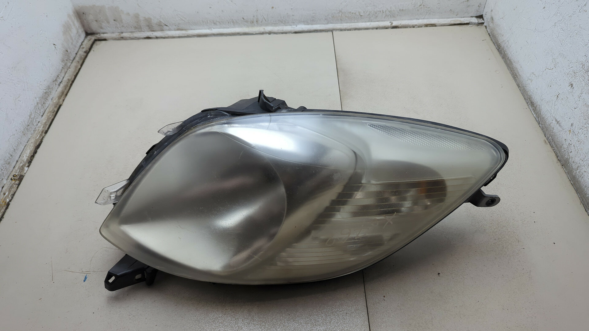 Фара (передняя) правая Toyota Yaris Б/У