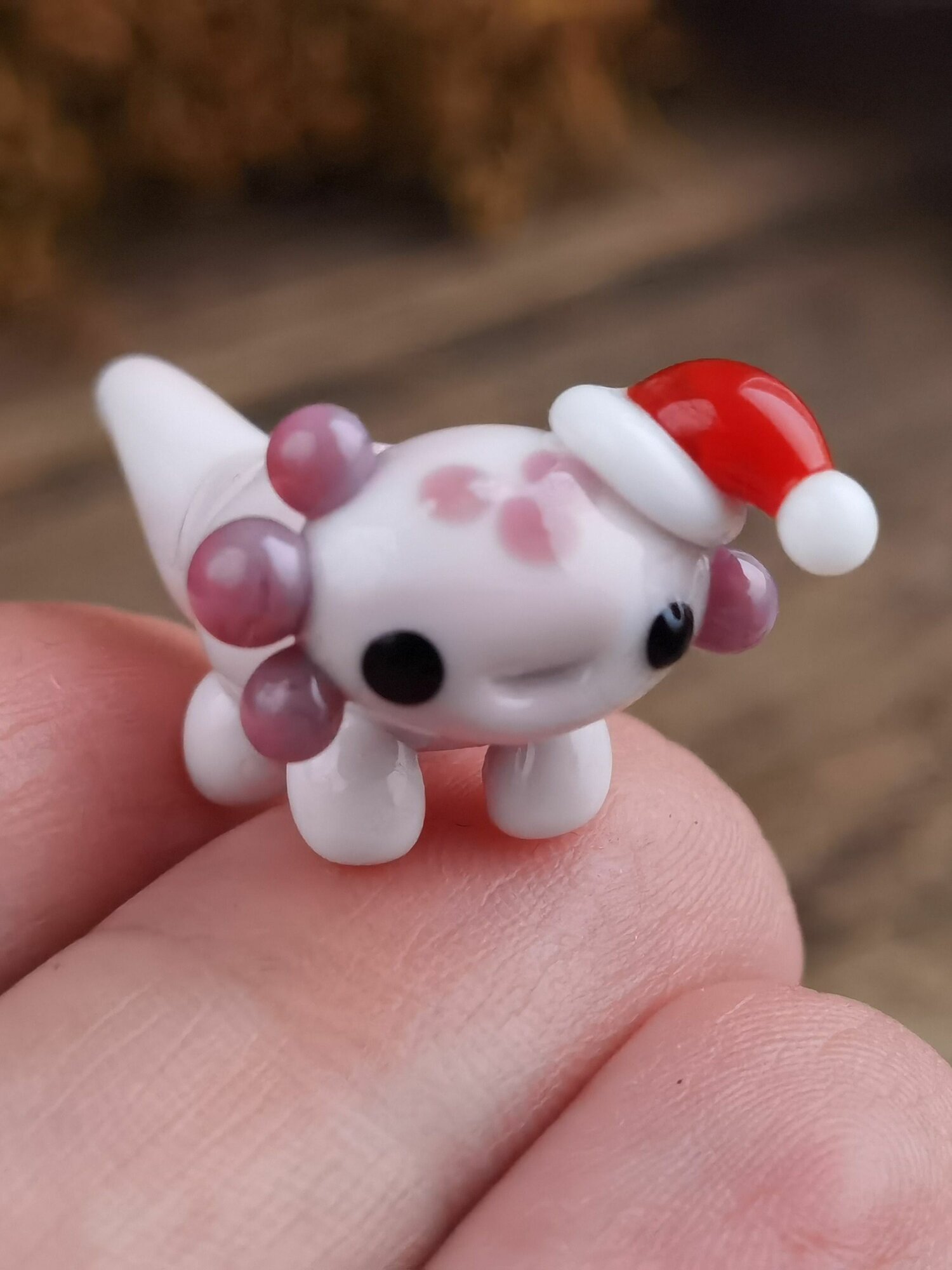 Фигурка стеклянная аксолотль в шапке Санты из стекла ручной работы