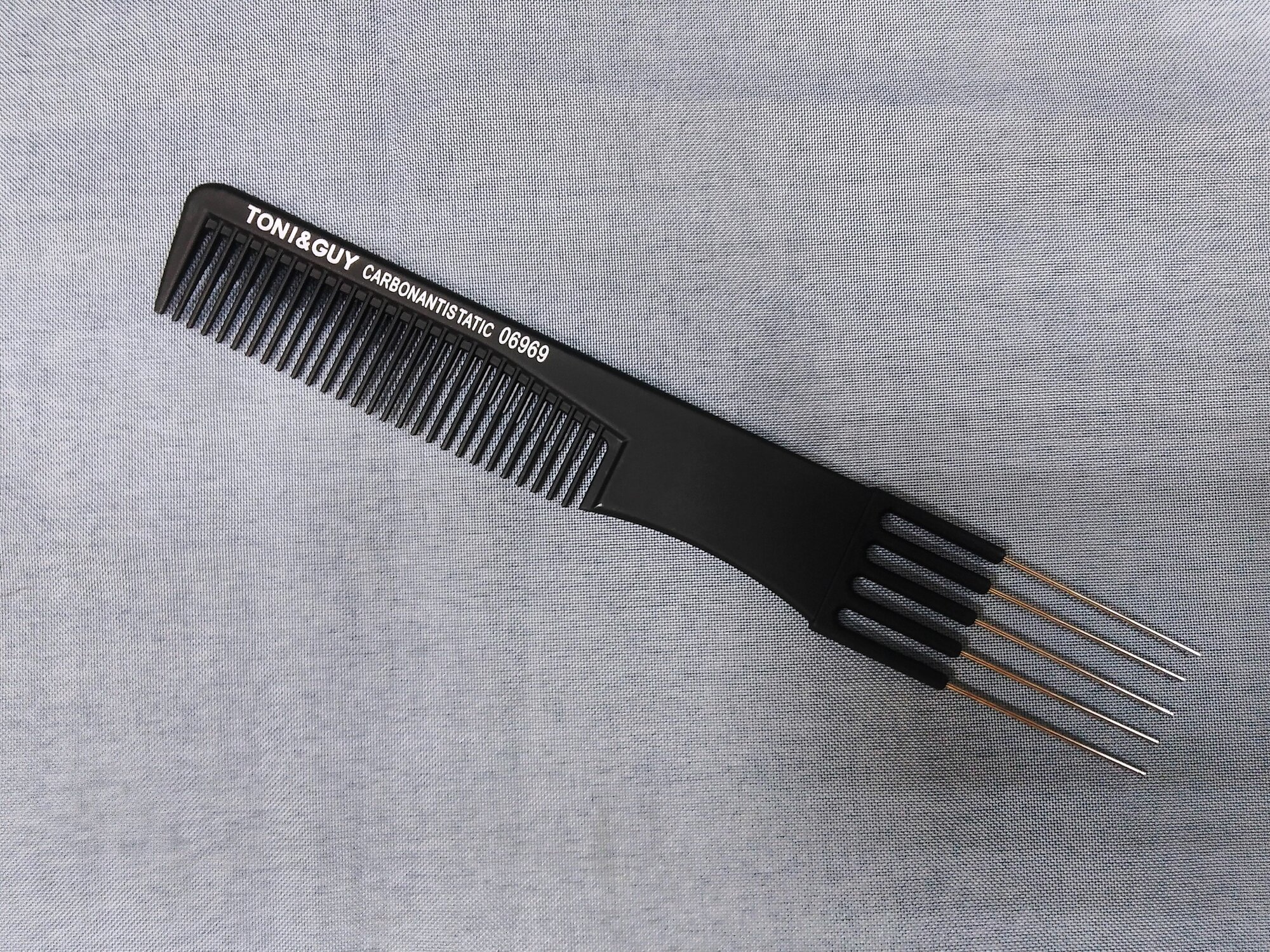 TONI&GUY Карбоновая расческа - вилка, для создания декоративных проборов, отделения мелких прядей и начеса 19 см