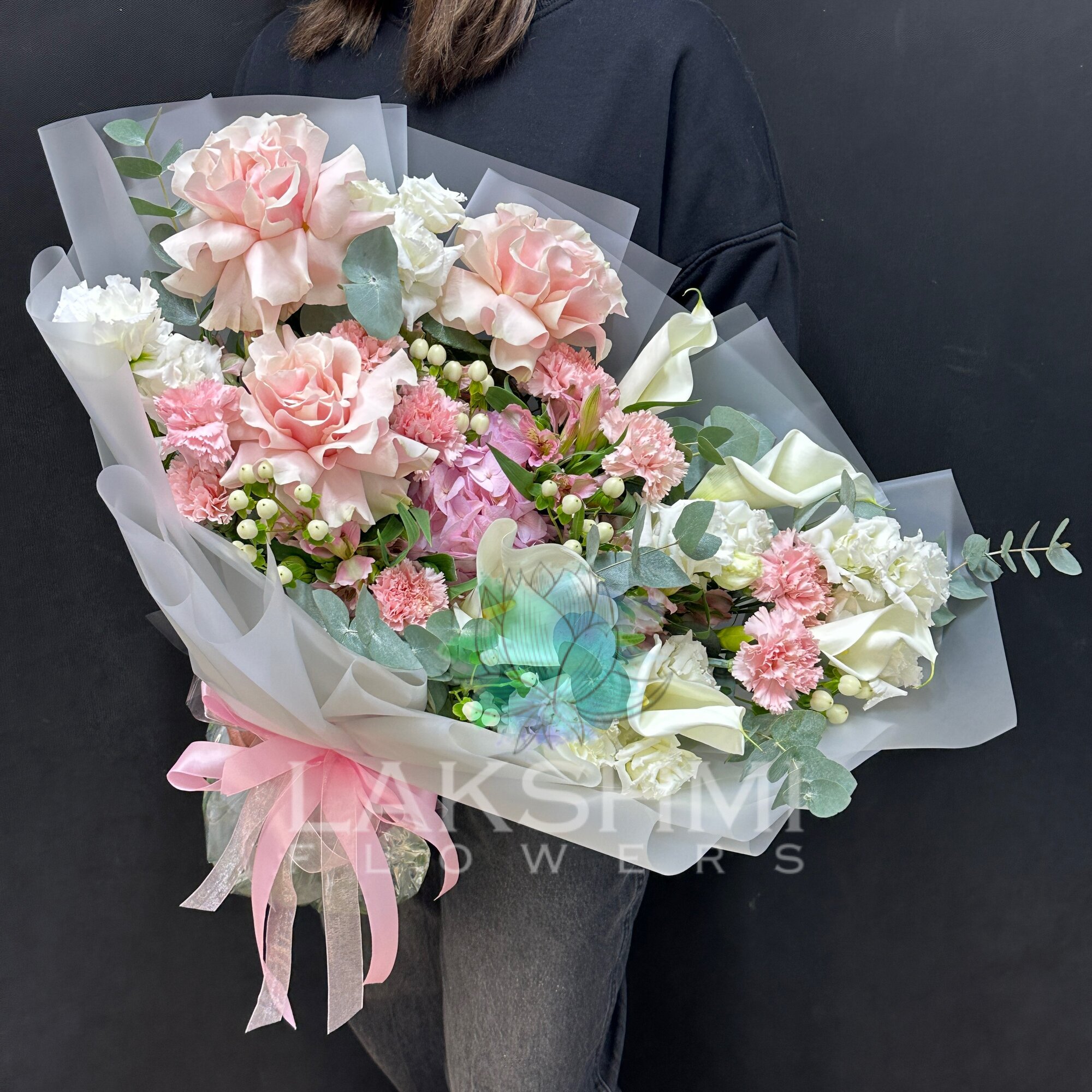 Авторский сборный букет с каллами, розами, гвоздиками, эустомой