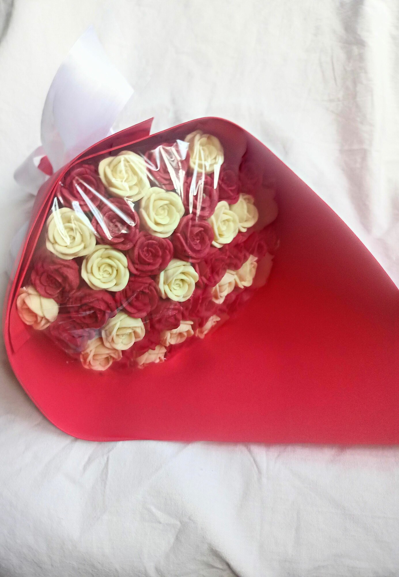 ТД НебыковА Сладкий букет шоколадные розы 37 шт белые красные красная упаковка, 444 г