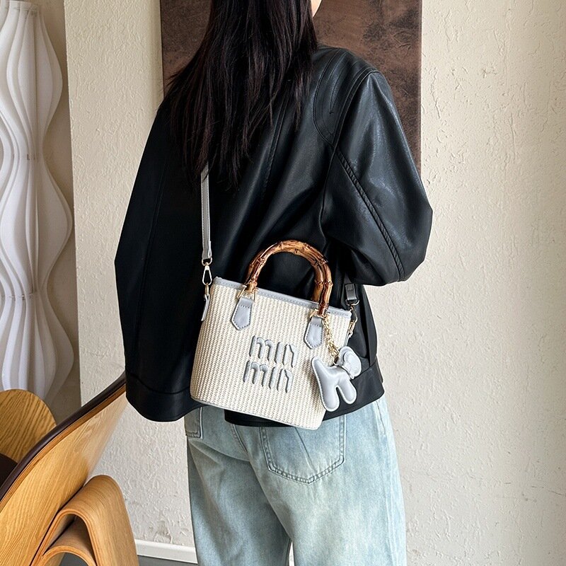 2026 Последняя модель сумки через плечо для женщин 2025 Новая модная сумка с цветными блоками и бамбуковым узлом, сумка с элегантным дизайном, универсальная сумка через плечо для женщин