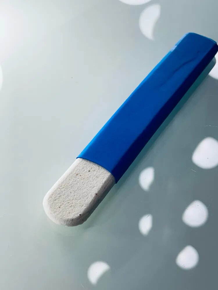 Камень для тримминга из среднего абразива с синей ручкой закругленный