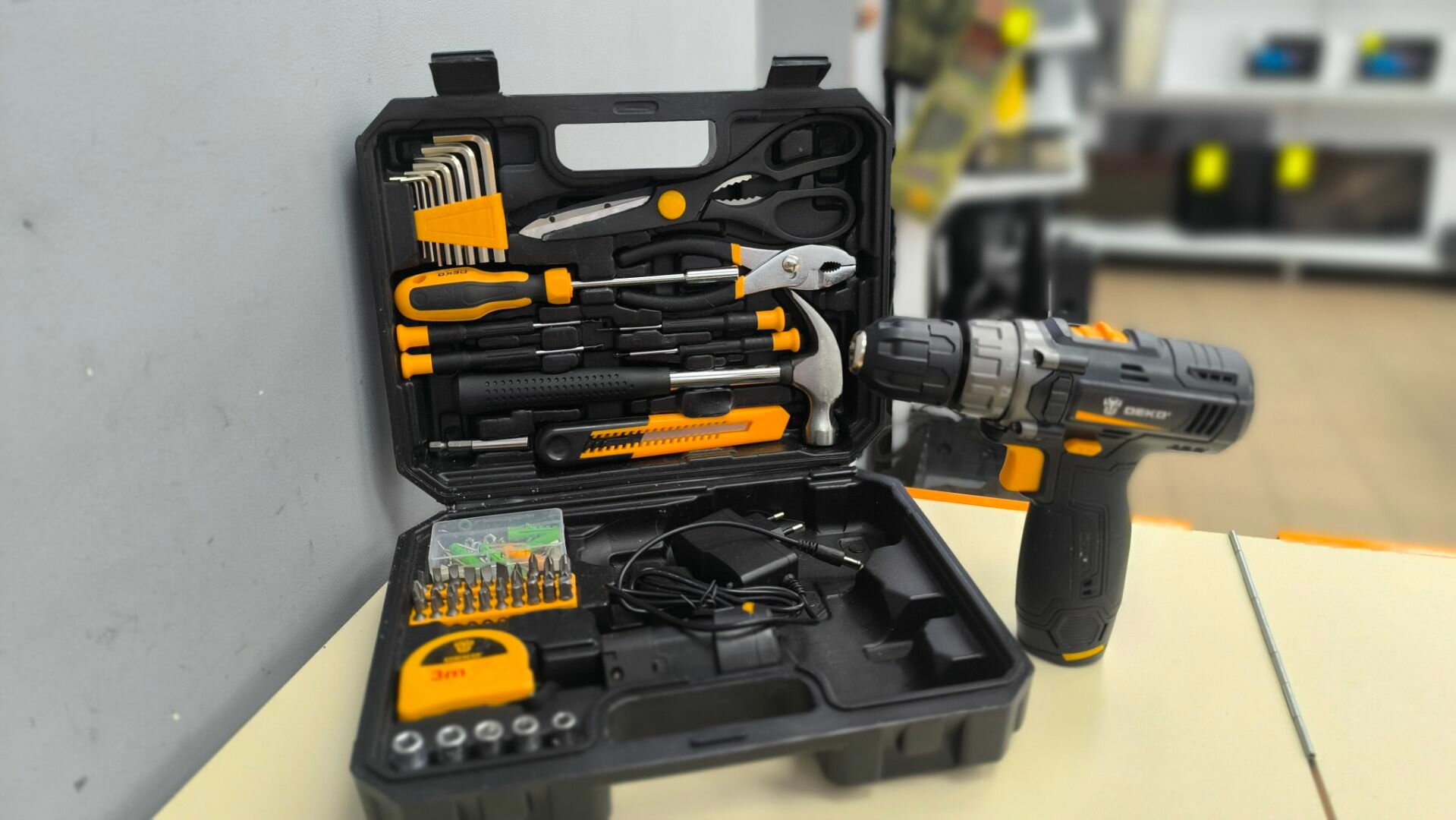 Дрель-шуруповерт Deko GCD12DU3 SET 104 063-4095 с 1-им АКБ, кейс, набор оснастки, Б/У, Уценка