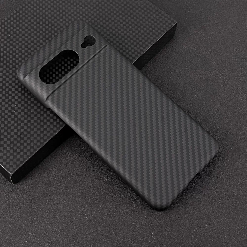 Кевларовый чехол из карбонового волокна для Google Pixel 8 — матовый черный с вулканическим рисунком