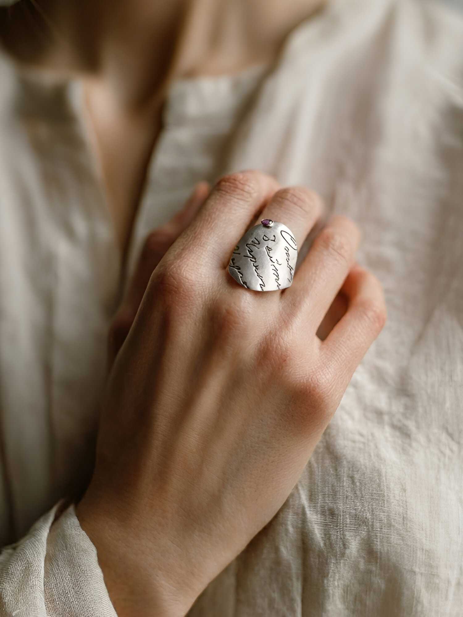 Перстень, серебро, 925 проба, оксидирование, корунд