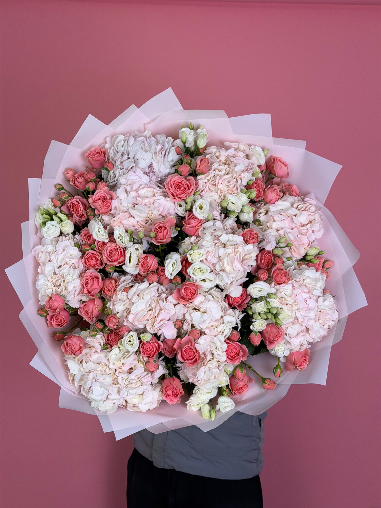 Авторский букет из пионовидных кустовых роз, ароматных гортензий и эустомы