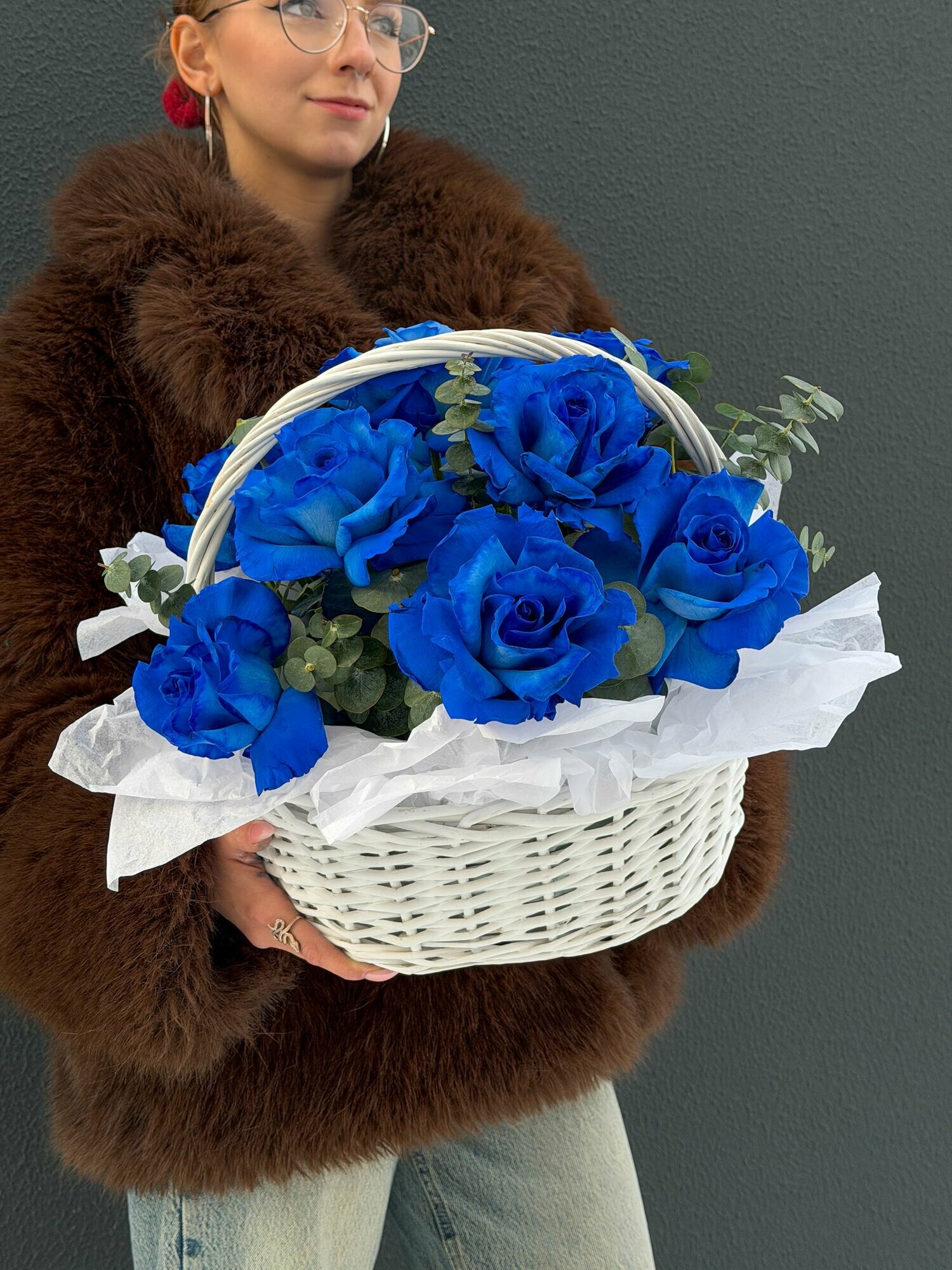 Необыкновенная корзина из живых цветов - французских синих роз и эвкалипта "Лазурный шик" размер М