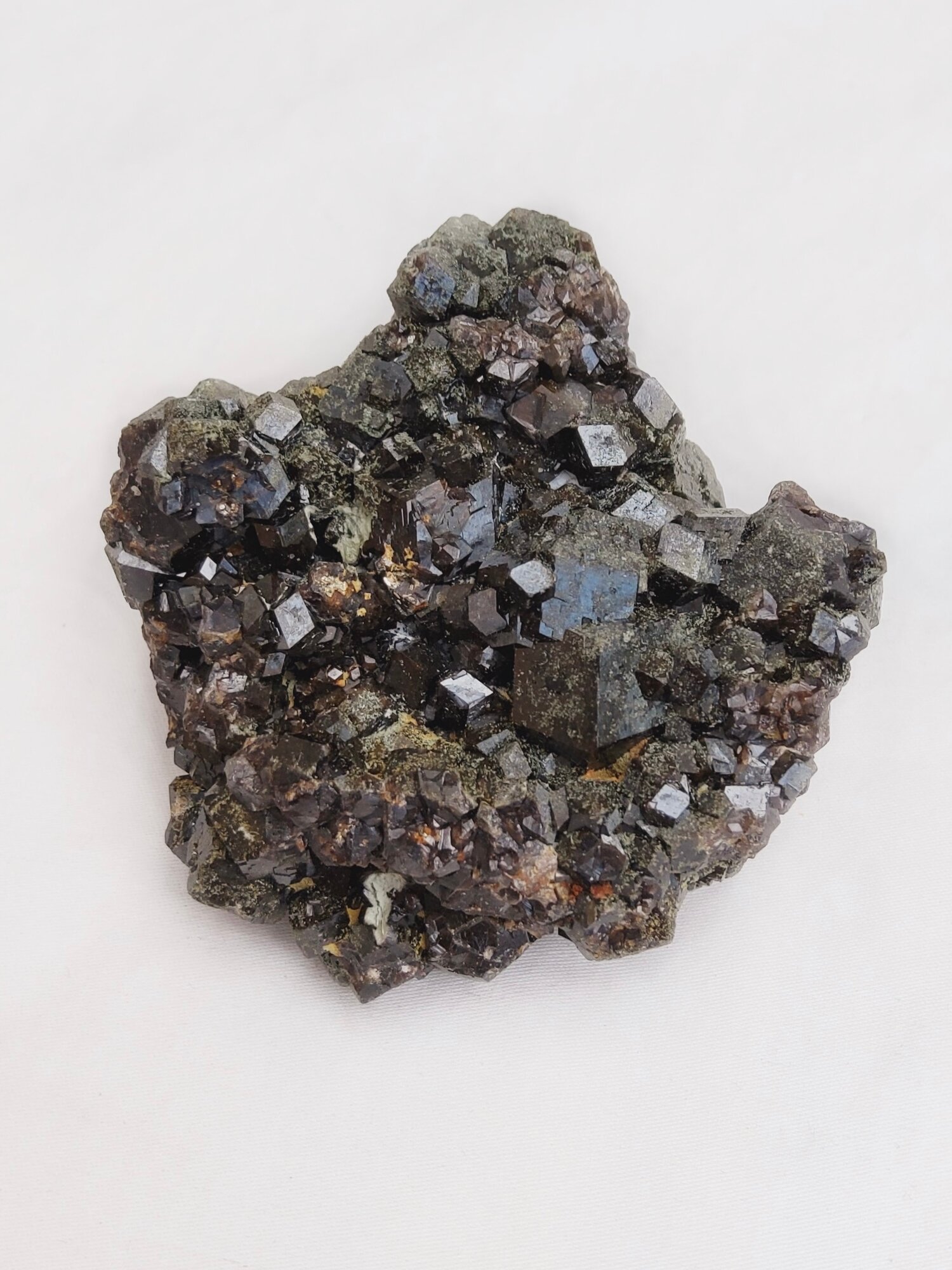 Друза натуральный камень гранат меланит (андрадит) вес 195 гр