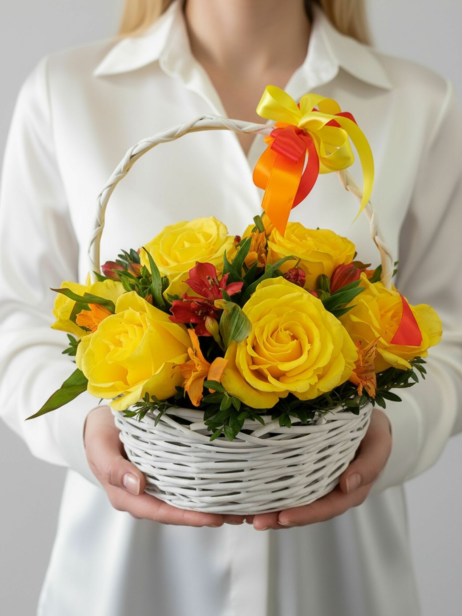 Яркая корзина с розами "Радость", 25х30 см, альстромерия, писташ