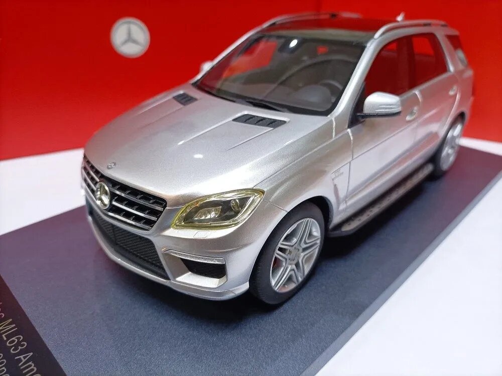 Коллекционная модель внедорожника Mercedes-Benz ML63 AMG 2012 года, масштаб 1:18, серебряный цвет