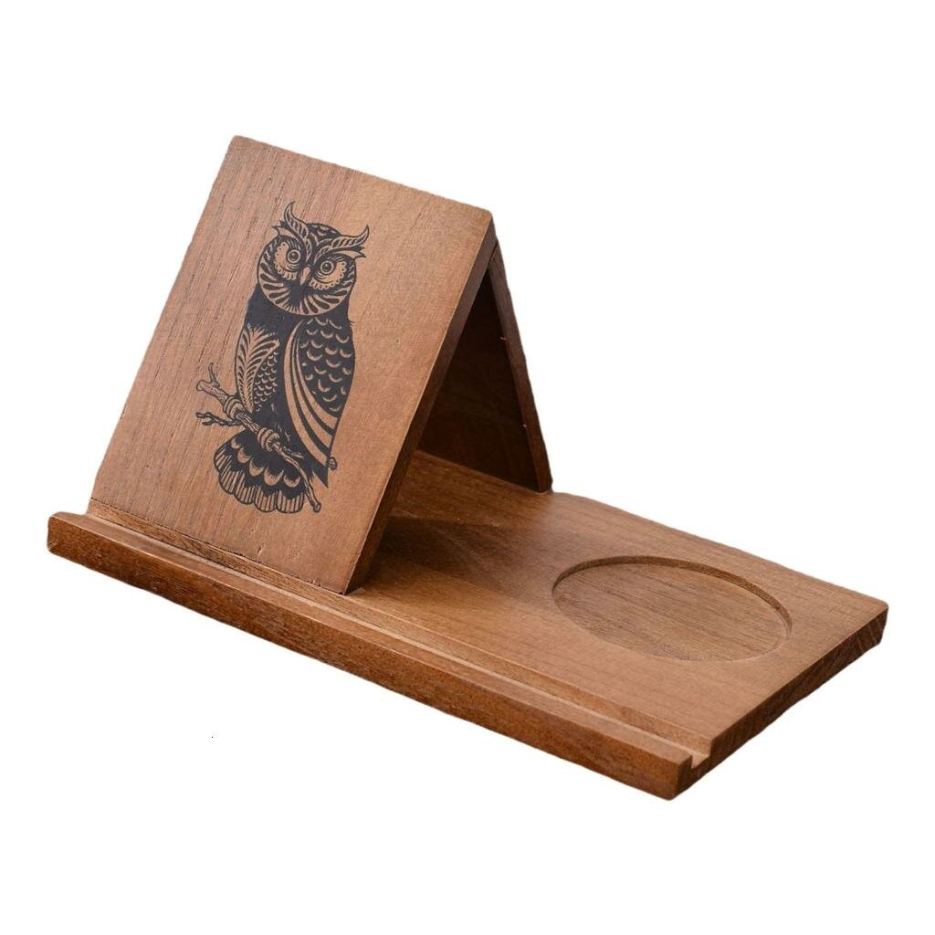 Треугольная деревянная книжная полка с подстаканником