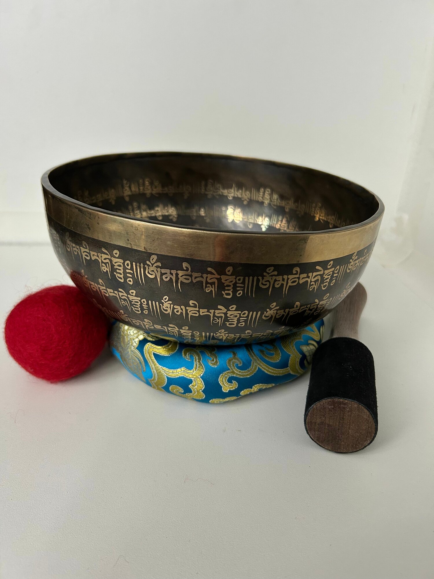 Тибетская поющая чаша тёмная с буддийскими символами (кованая): диаметр 23.8 нота До, 130 Гц, частота вибрации: 309 Гц, в комплекте со стиком и подушечкой