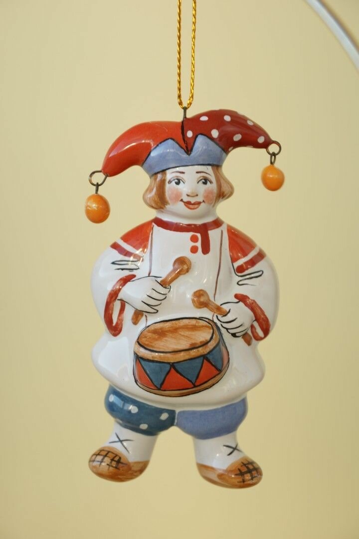 Ёлочная игрушка "Скоморох с барабаном". Ярославская майолика. Керамика ручной работы. Сделано в России.