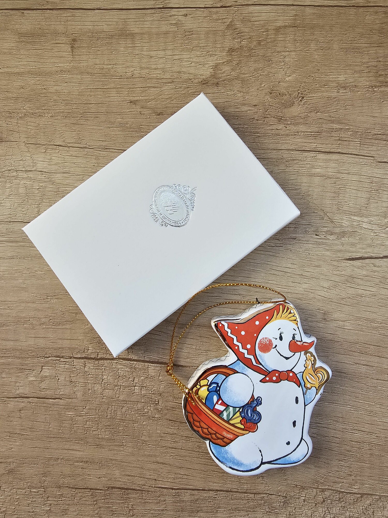 Ёлочная игрушка "Снеговик с корзинкой". Ярославская майолика. Керамика ручной работы. Сделано в России.